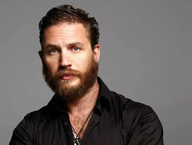 Video: Tom Hardy atbildēja uz "sarežģītiem" jautājumiem maziem ventilatoriem