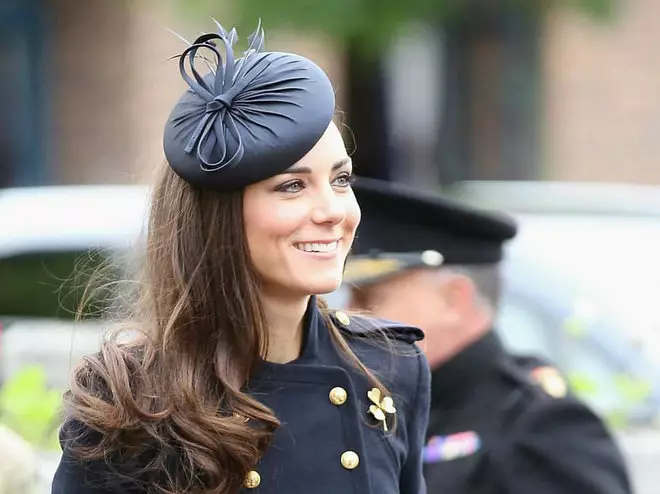 Kemm assistenti attwalment għandhom Kate Middleton