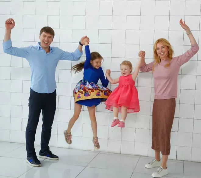 Alexey Yagudin, bersama-sama dengan anak-anak perempuannya, membintangi Klip Denis Klyaver 50366_4
