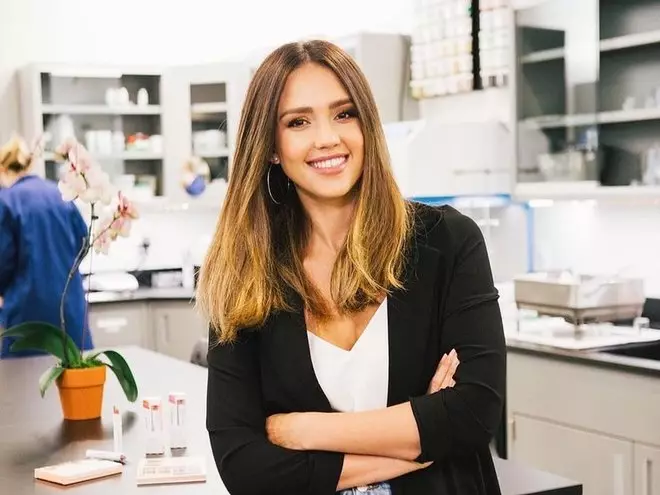 Affärsmamma: Jessica Alba säljer blöjor