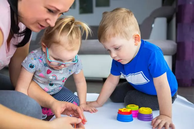 A pszichológus azt javasolta, hogy segítsen a gyerekeknek, hogy nem osztják meg a szeretet anyukáit 512167_2