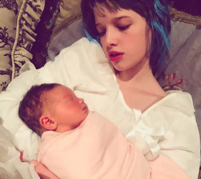 Fiica Mill Yovovici a arătat fotografii cu o soră nou-născută 520313_3