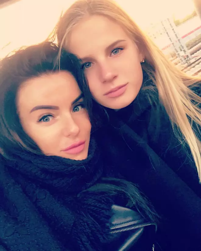 Како сестри: Јулија Волкова и ќерка ги изненадија навивачите 52116_2