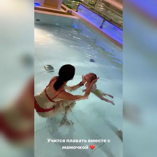 Anastasia Rytettova showed the first lesson in the pool with a 3-month son 525219_3