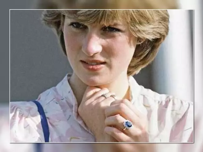 Als auf dem Engagementtag Prince Charles enttäuschte Dame Diana 542711_4