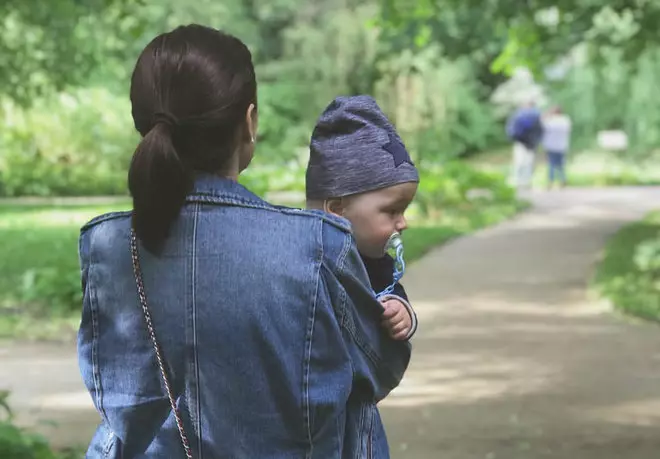 Auf dem Sohn von Nadis Griffe 