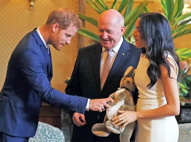 Megan Plant e Prince Harry presentou moitos agasallos para un neno 55717_8