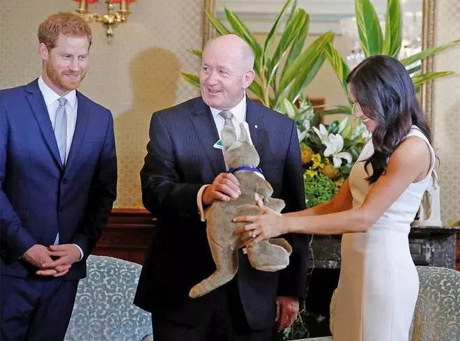 Megan Plant e Prince Harry presentou moitos agasallos para un neno 55717_9