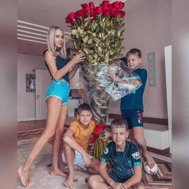 Ang mga anak nga lalaki nga si Mary Pogrebelnyak naghatag kang Mama usa ka higante nga bouquet sa mga bulak 559434_2