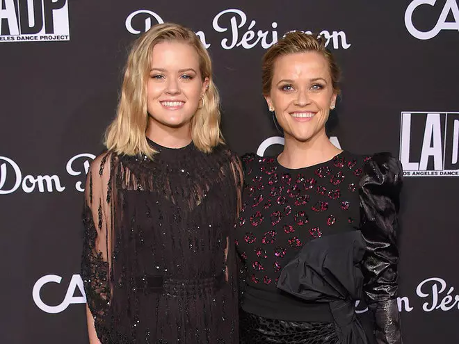 De pè marasa: reese witherspoon ak Julia Roberts sezi sou yon tapi wouj 56974_6