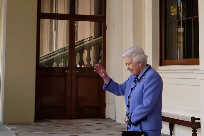 Video de Queen Queen Elizabeth II: Cómo preparar un regalo en un banquete 57324_10
