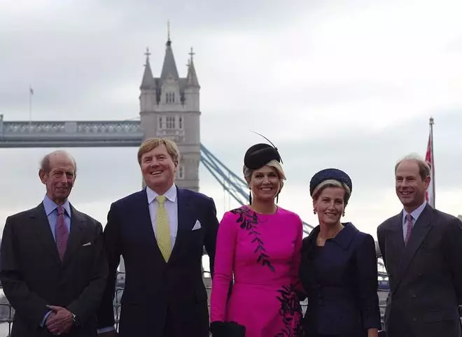 Video de Queen Queen Elizabeth II: Cómo preparar un regalo en un banquete 57324_3