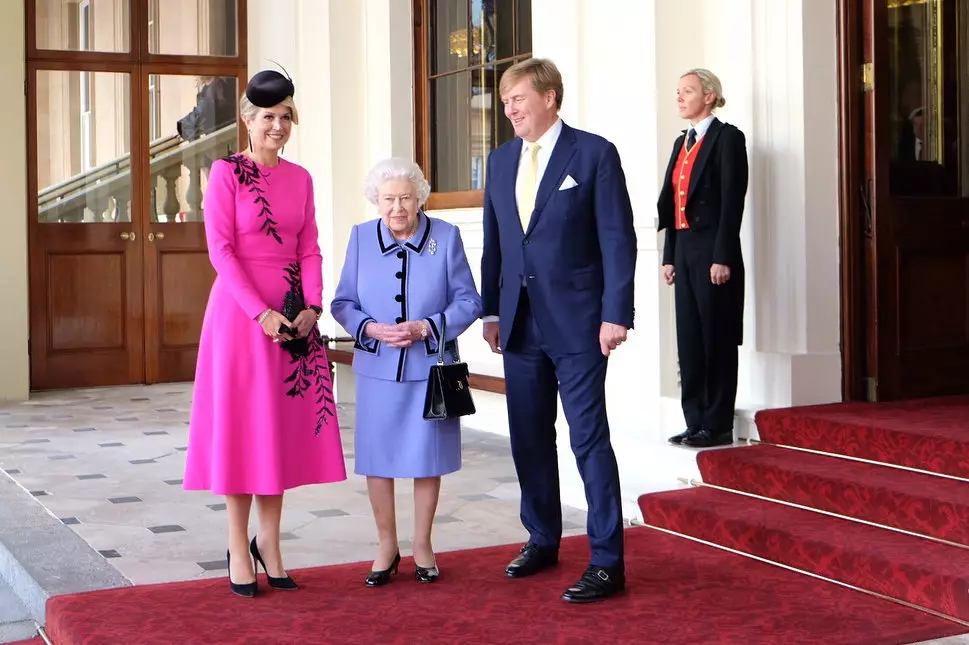 Video de Queen Queen Elizabeth II: Cómo preparar un regalo en un banquete 57324_9