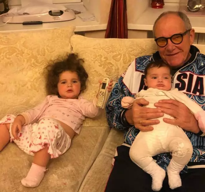 Emmanuel Vitorgan med døtre