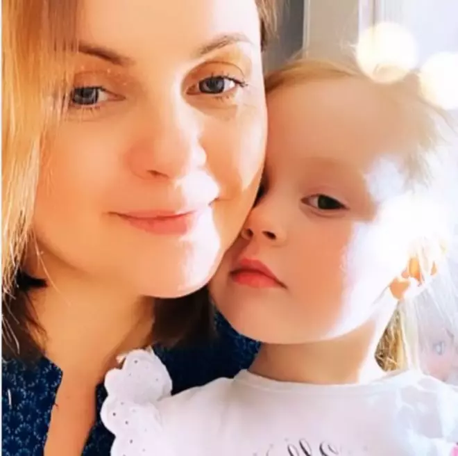 Η Julia Proskuryakova μοιράστηκε ένα πλαίσιο άνοιξη με μια 4χρονη κόρη 576119_3