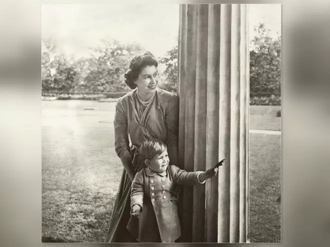 Принц Чарлз като дете с кралица Елизабет II