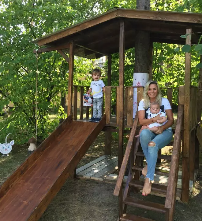 Marina Yudashkin va presentar la casa dels seus néts en un arbre