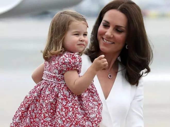 4-letna princesa Charlotte Copies Kate Middleton Style - Royal Family Videz 580818_1