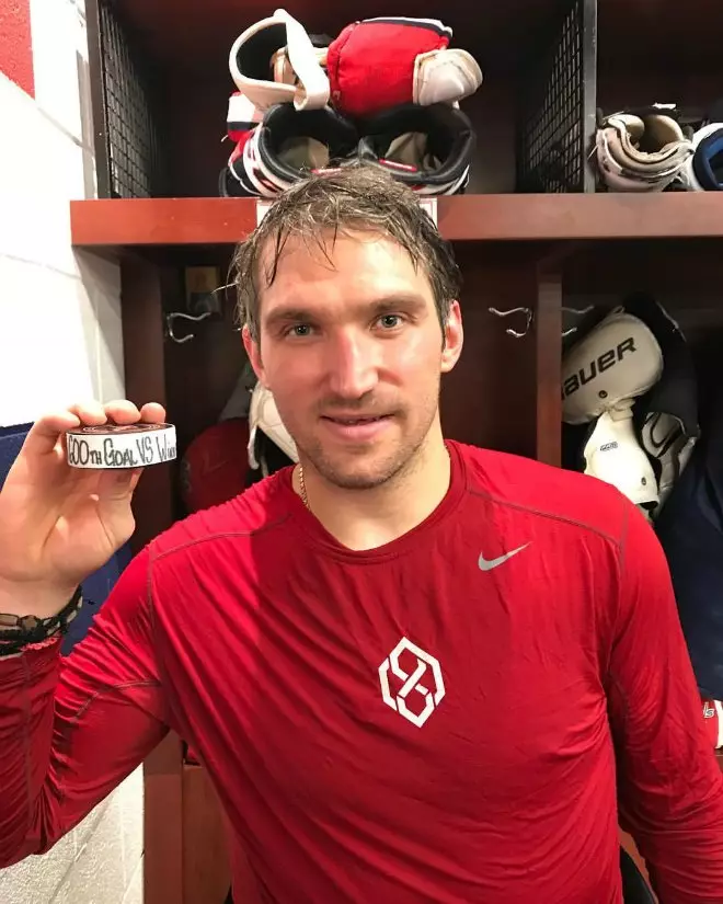 Alexander Ovechkin het haar klein aanhangers geskenke gemaak en die held van die netwerk geword 58187_4