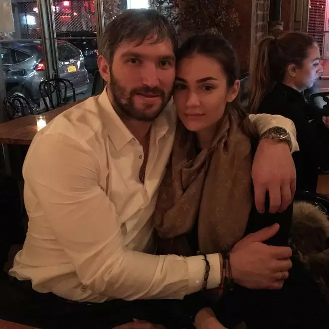 Alexander Ovechkin ทำให้แฟนตัวน้อยของเธอเป็นของขวัญและกลายเป็นฮีโร่ของเครือข่าย 58187_6