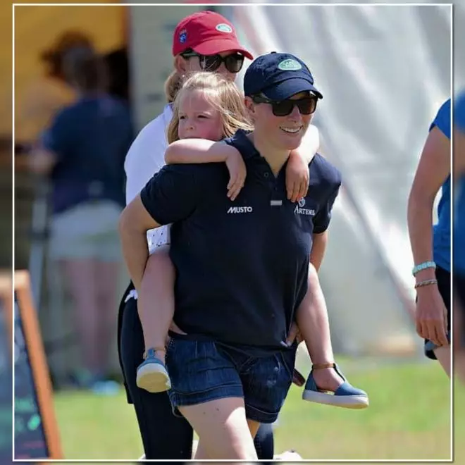 Kate Middleton, an Bhanríon Elizabeth II agus máithreacha eile ag súgradh le leanaí sa 