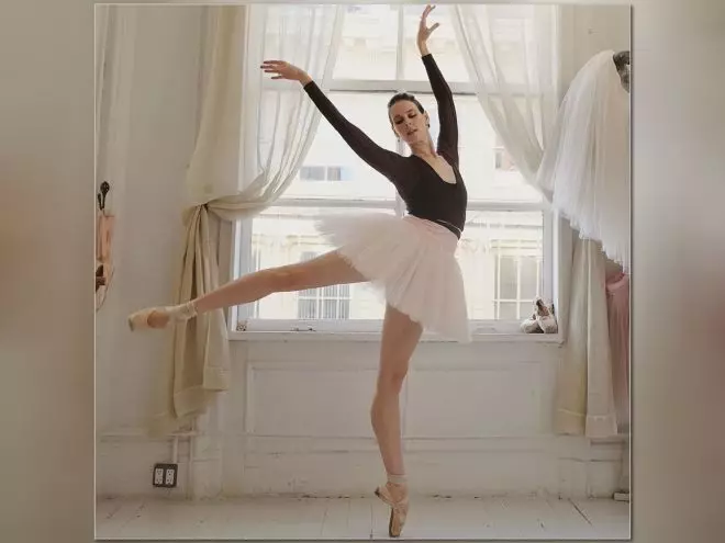 Esercizi di ballerina per le gambe snelle che sono facili da fare a casa 585158_1