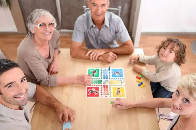 Cómo llevar a los niños en casa cuando todos los juegos están cansados. 588316_1