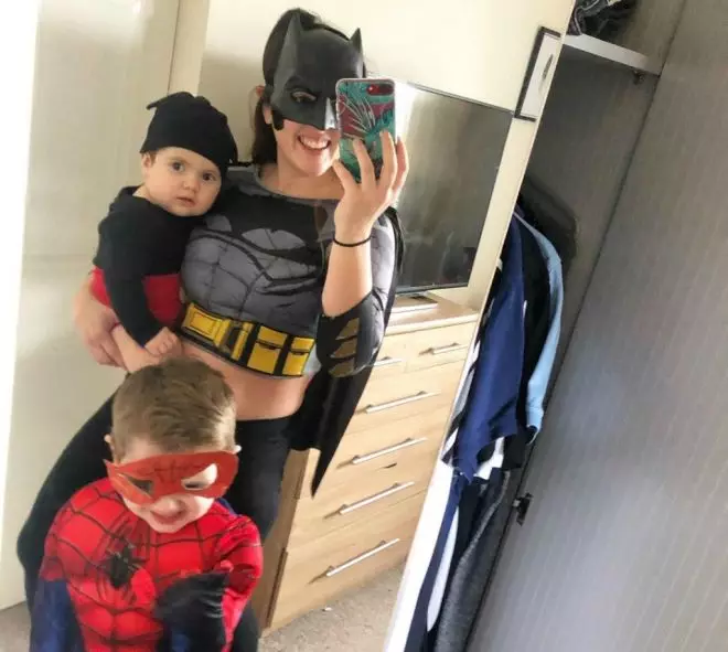 Familie în costume de super-erou