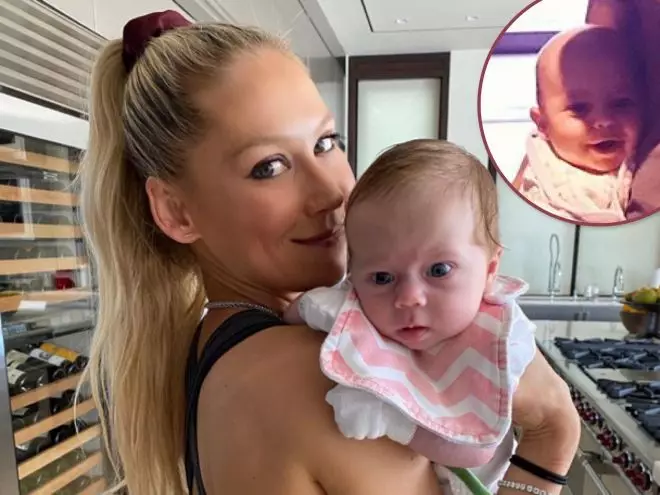 Iníon 2-mhí Anna Kournikova agus Enrique Iglesias breathnú cosúil le Mam 597939_2