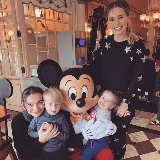 Anna Hilkevich with his sister and children in Paris