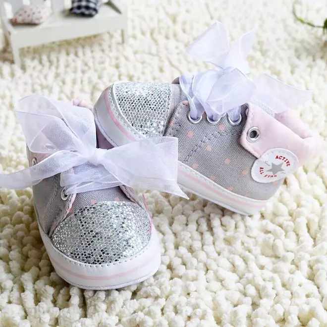 Sepatu pertama: booties sing paling lucu kanggo tumit manis 60760_24