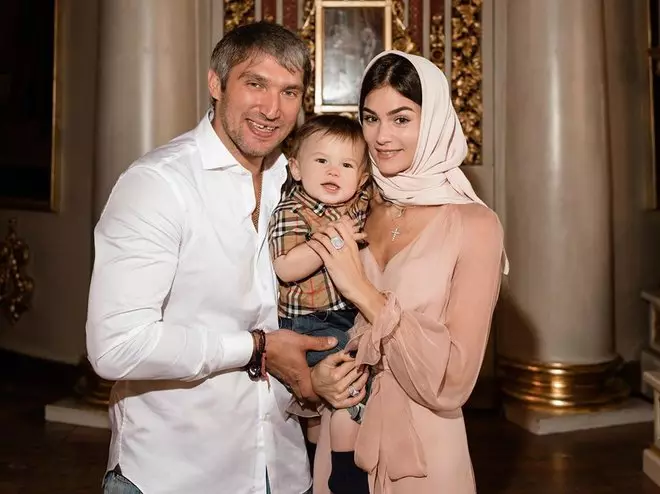 Anastasia Shubskaya သည်မိသားစုပုံတစ်ပုံကိုအိမ်ထောင်ဖက်, ညီအစ်မများနှင့်ကလေးများအားလုံးနှင့်အတူမိသားစုပုံကိုပြသခဲ့သည် 609548_1
