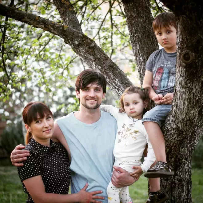 Two-year-old daughter Dmitry Koldun sings daddy song 61434_5