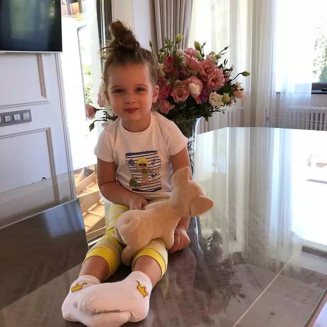 Video: Vajza Xenia Borodina Funny përgëzoi gjyshen e saj të lumtur ditëlindjen 61556_12