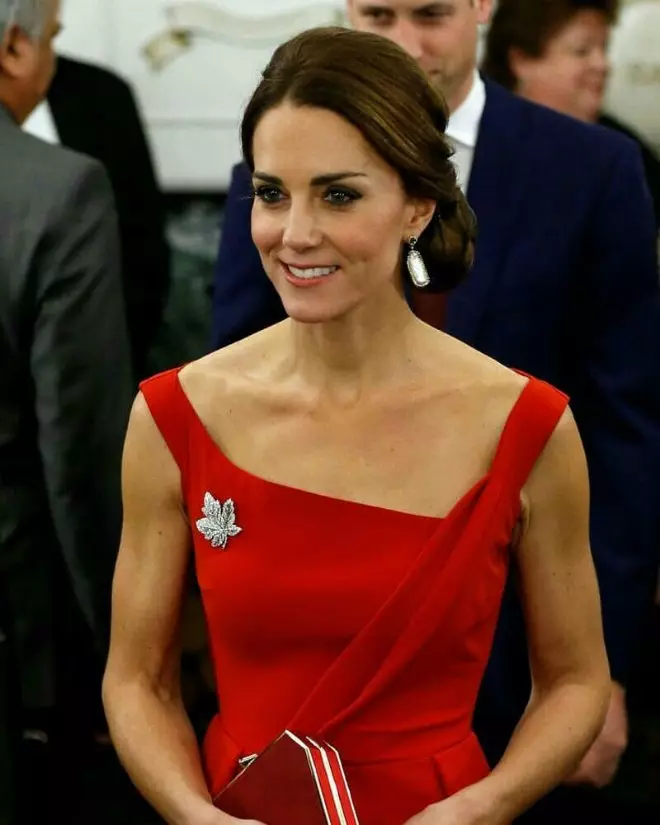 Wat yn 'e sieraden doaze Kate Middleton: broches mei betsjutting 63018_12