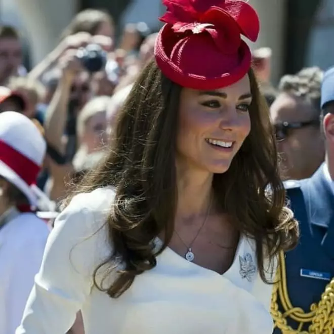 Kuyini ebhokisini lobucwebe lamatshe kate middleton: ama-brooches anencazelo 63018_14