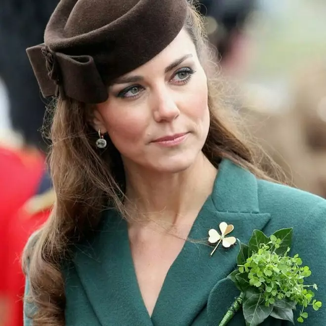 Vad i smyckeskrinen Kate Middleton: Broscher med mening 63018_15