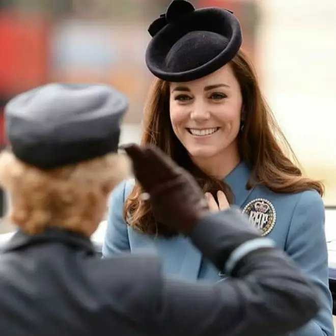 Vad i smyckeskrinen Kate Middleton: Broscher med mening 63018_16