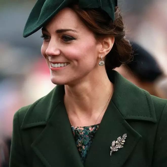 Vad i smyckeskrinen Kate Middleton: Broscher med mening 63018_21