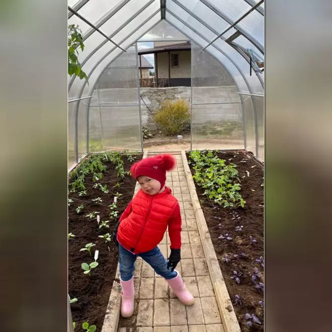 La figlia di Kristina Orbakayte ha mostrato il suo giardino di casa 633276_4