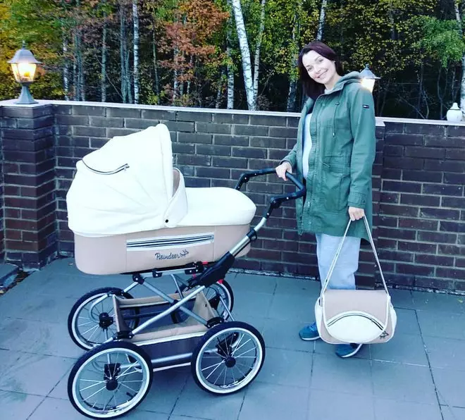 Natalia Antonova von einem Kinderwagen Viertel Kind