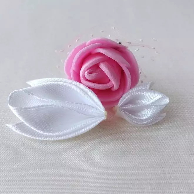 Beautiful and stylish: Make decorations from ribbons for girls and boys 66052_6