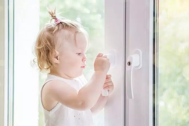 Baby otvorí okno v lete