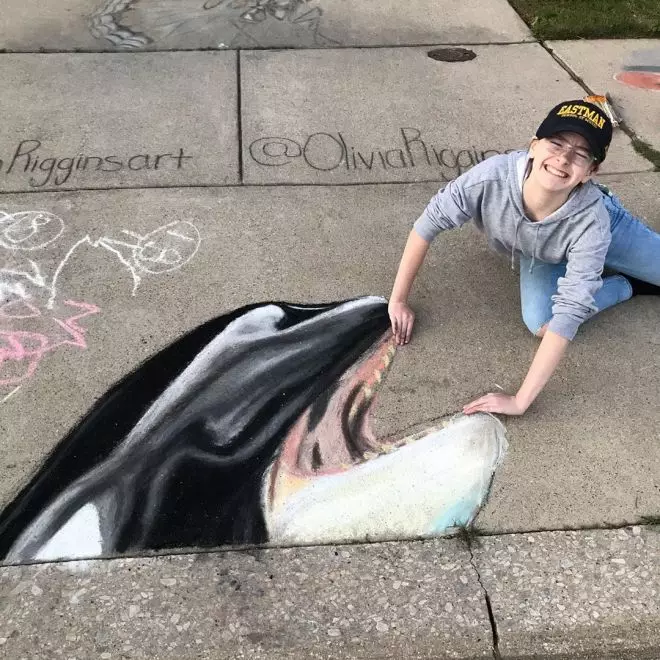 Mama a dcéra vytvárajú 3D kresby na asfalte 679078_10