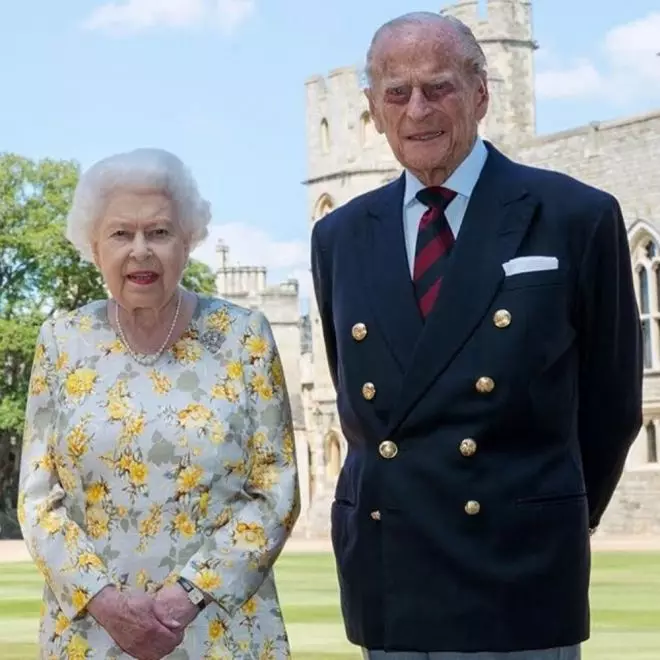 Nuovo ritratto della regina Elizabeth II e Prince Philip in onore del suo 99 ° anniversario