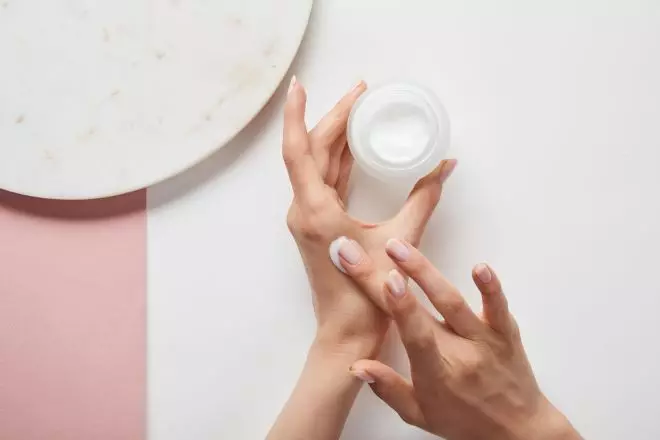 Comment restaurer la santé de la peau des mains après des antiseptiques - Conseils du dermatologue 682163_2