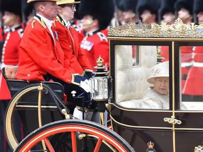 201 9 मध्ये रंग trooping