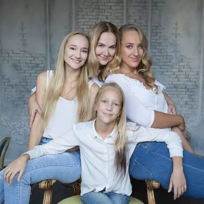 Polina Sidichene met mama en zusters