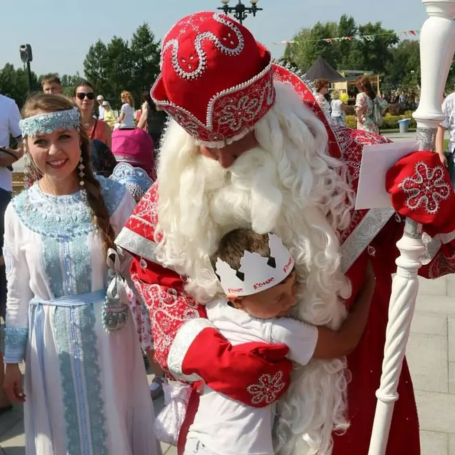 Santa Claus daxuyanî, kîjan zarok û mezinan xewn dikin 69443_6