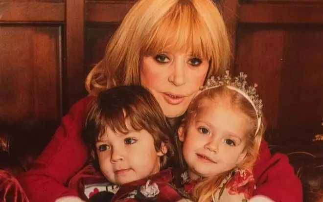 Ninde umeze nkumukobwa Alla Pugacheva na Maxim Galkina? 71174_1